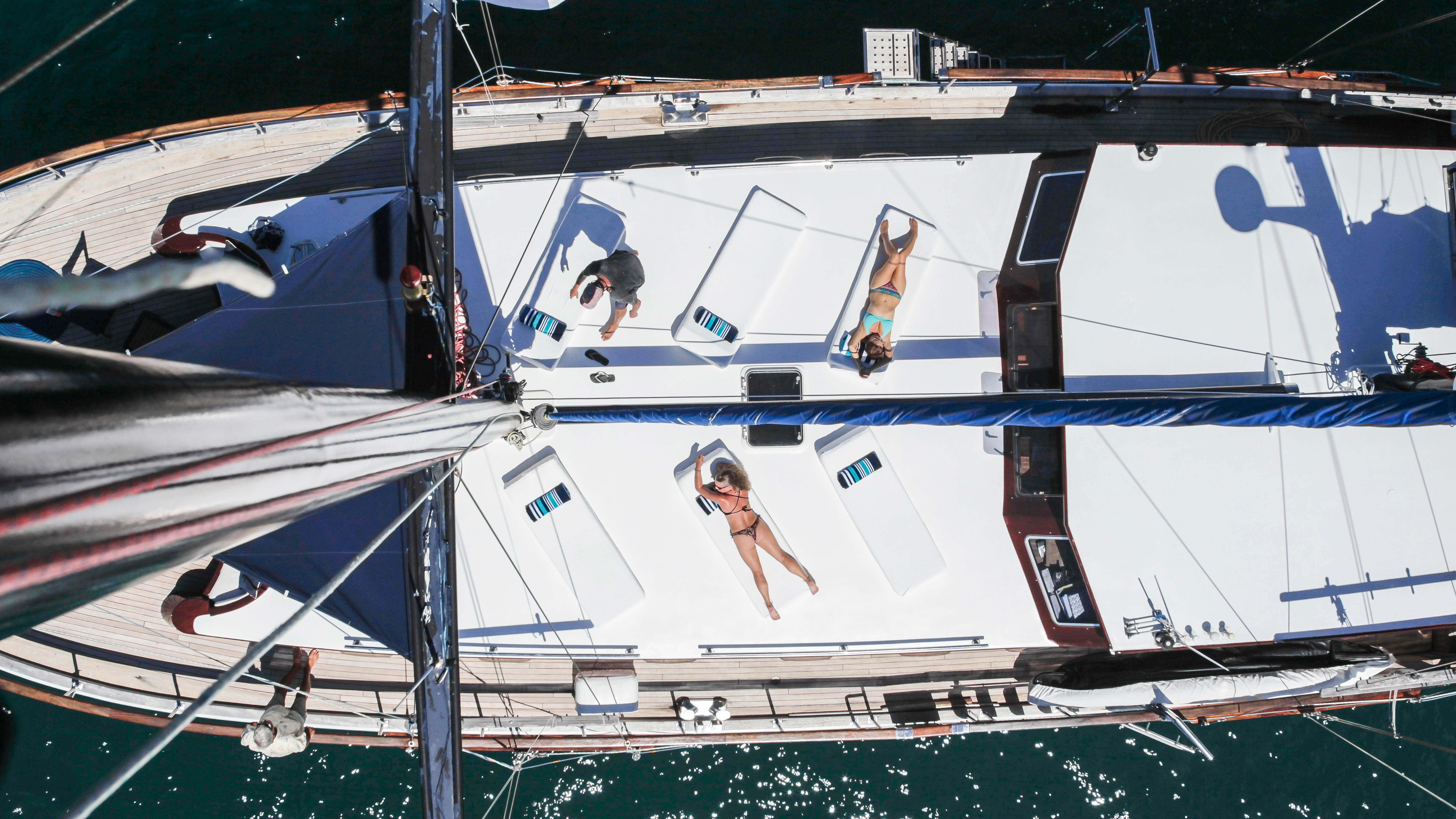 mast view deck | San Blas Sailing